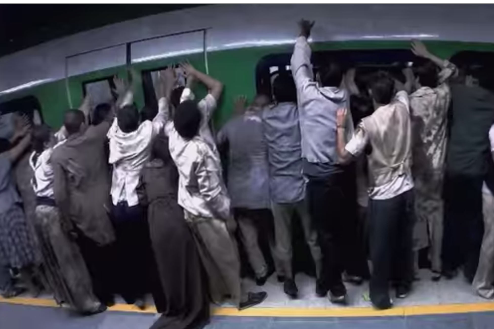 Des zombies attaquent le métro brésilien - Caméra cachée