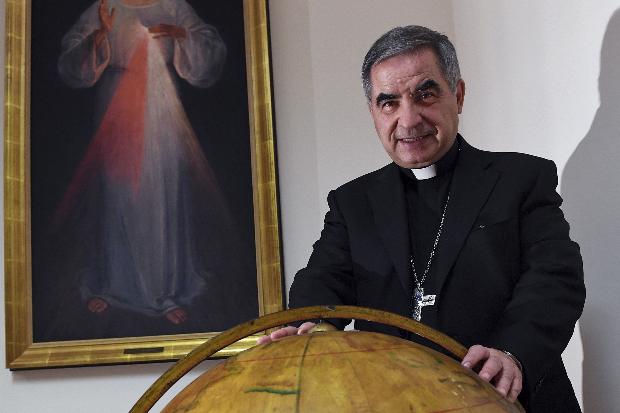 Le cardinal Becciu détient les clés du paradis