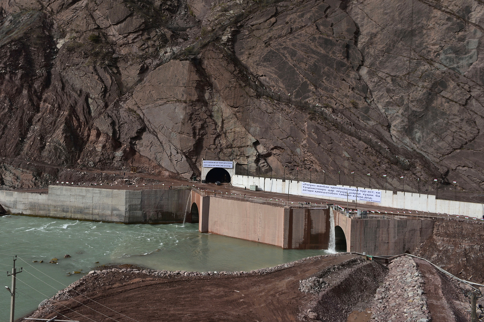 A Rogoun, le Tadjikistan inaugure le plus haut barrage du monde