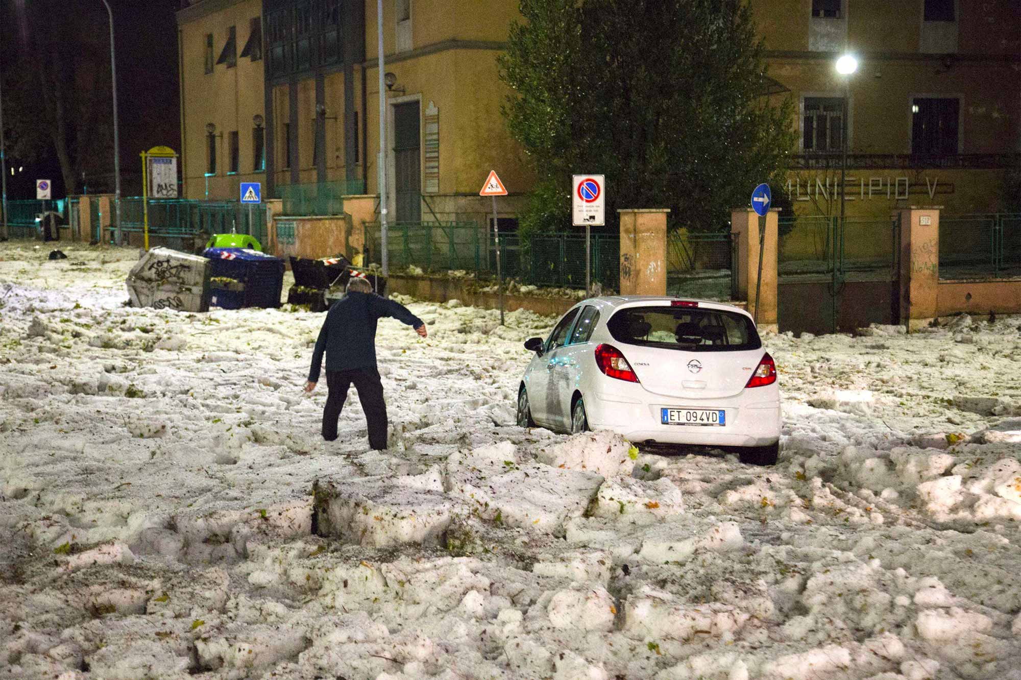 En images : une pluie de grêle transforme Rome en iceberg