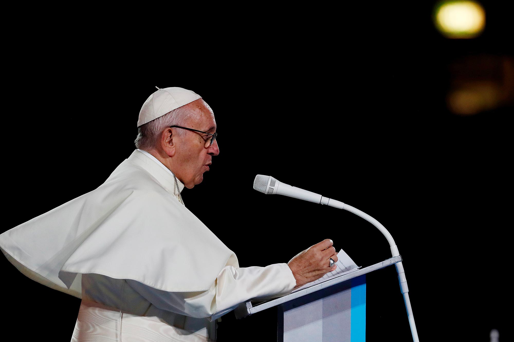 Le pape François demande Le pape François demande