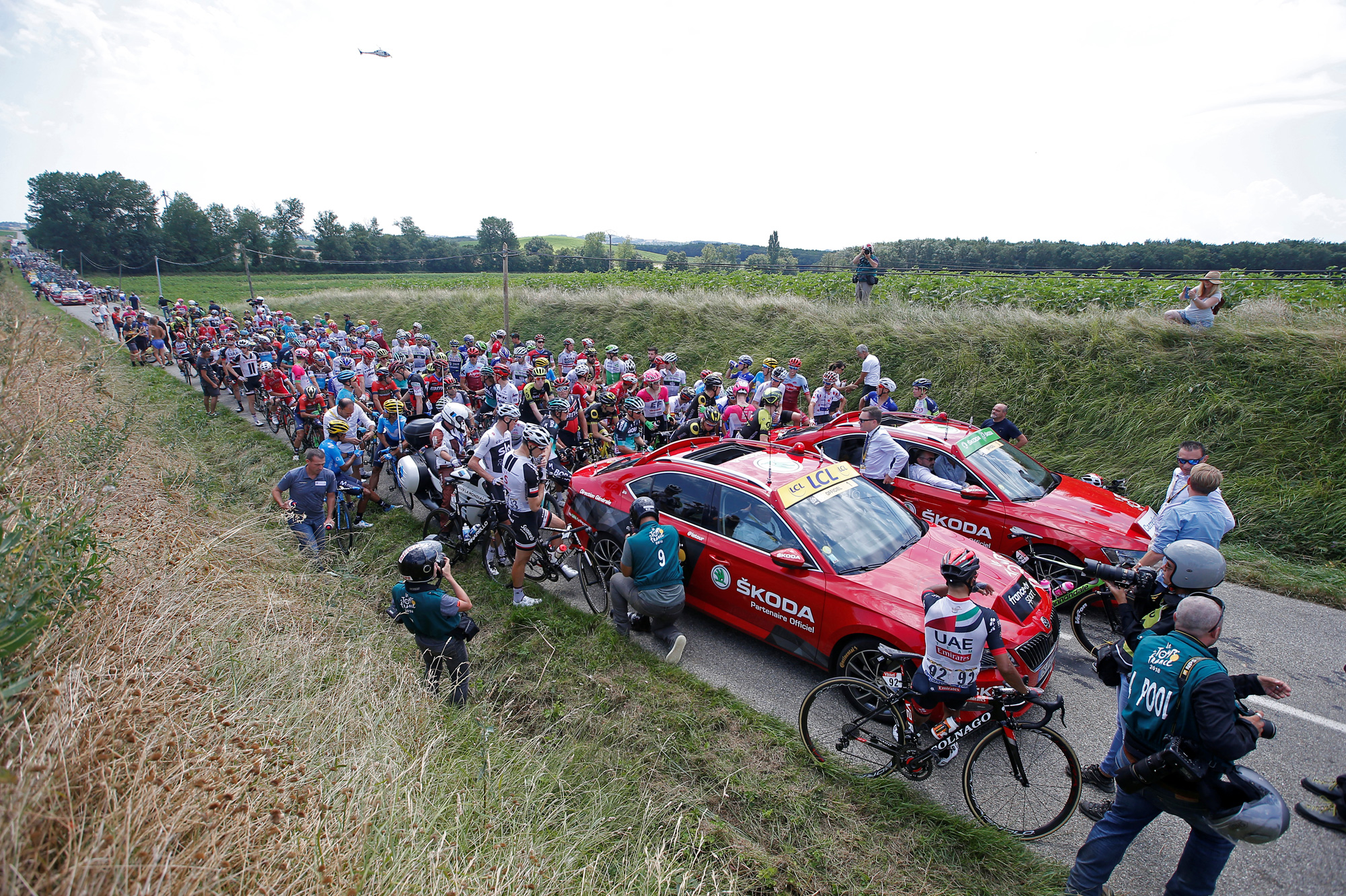 Tour de France : la course brièvement neutralisée après un jet de gaz ...