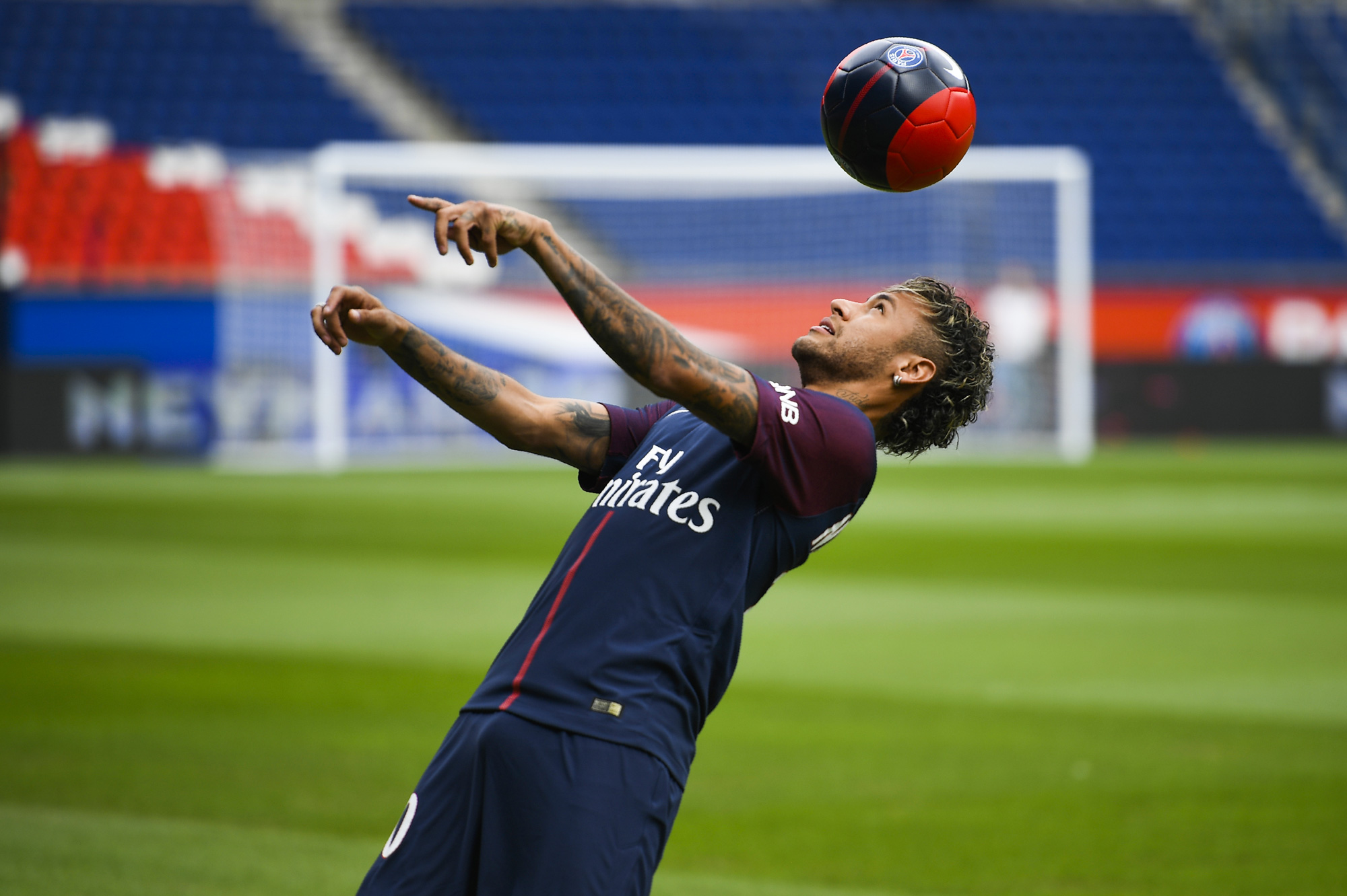 Les premiers dribbles de Neymar sous le maillot du PSG