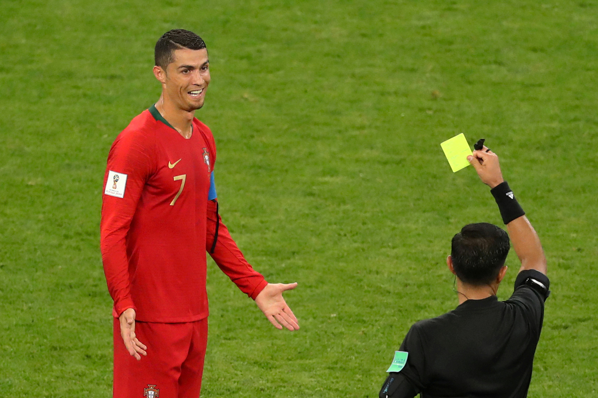 Jaune ou rouge ? Le carton de Cristiano Ronaldo sème la discorde