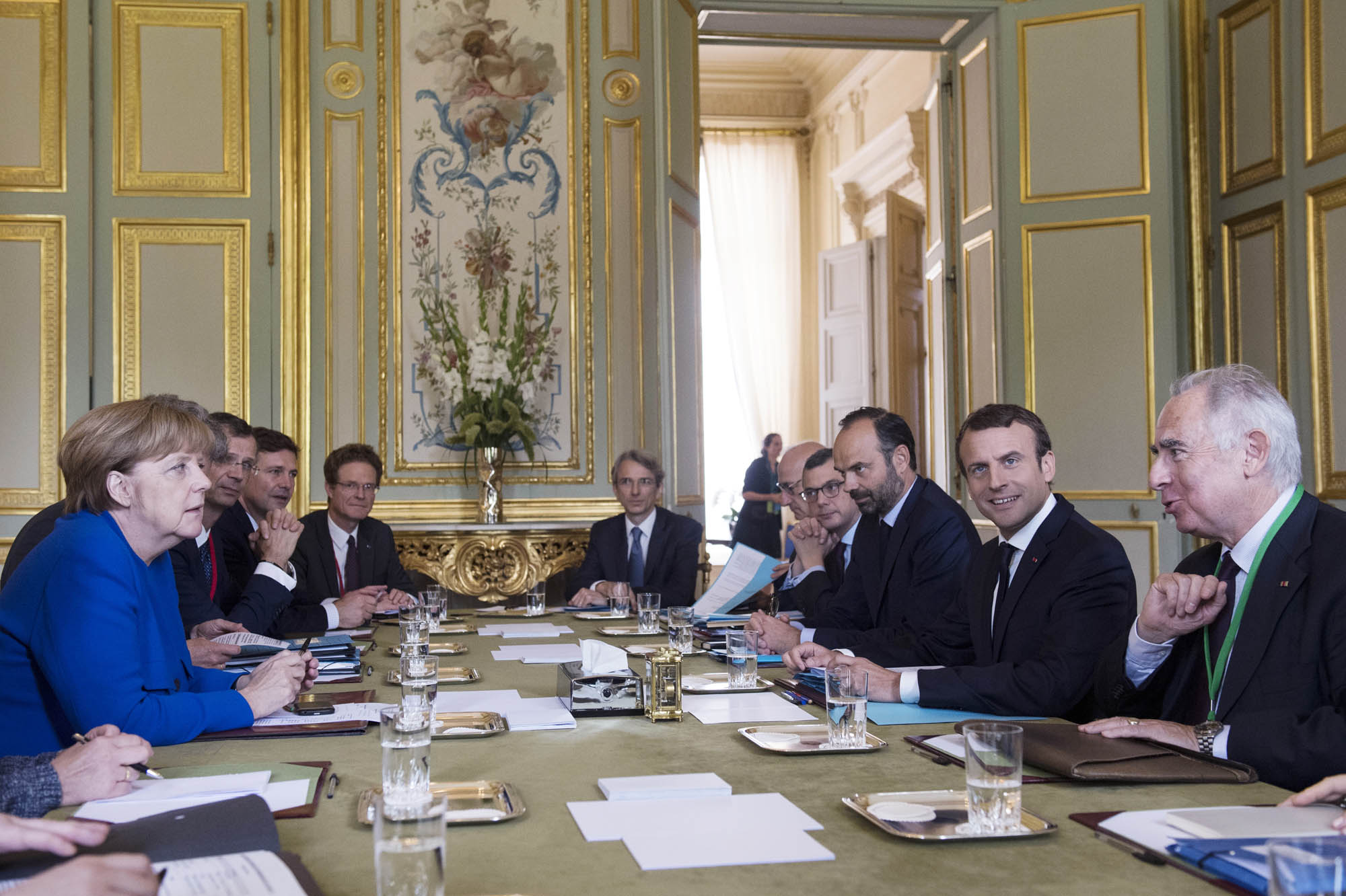 Avant Trump, Macron reçoit Merkel à l'Elysée