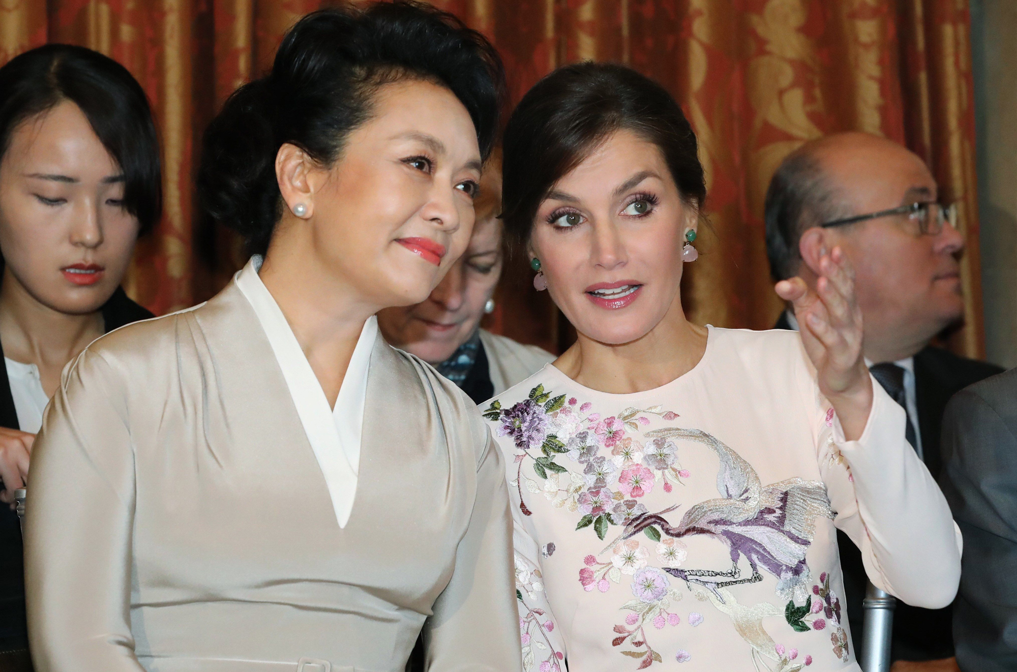 Royal Style - Letizia s’affiche dans une sublime robe brodée avec la ...