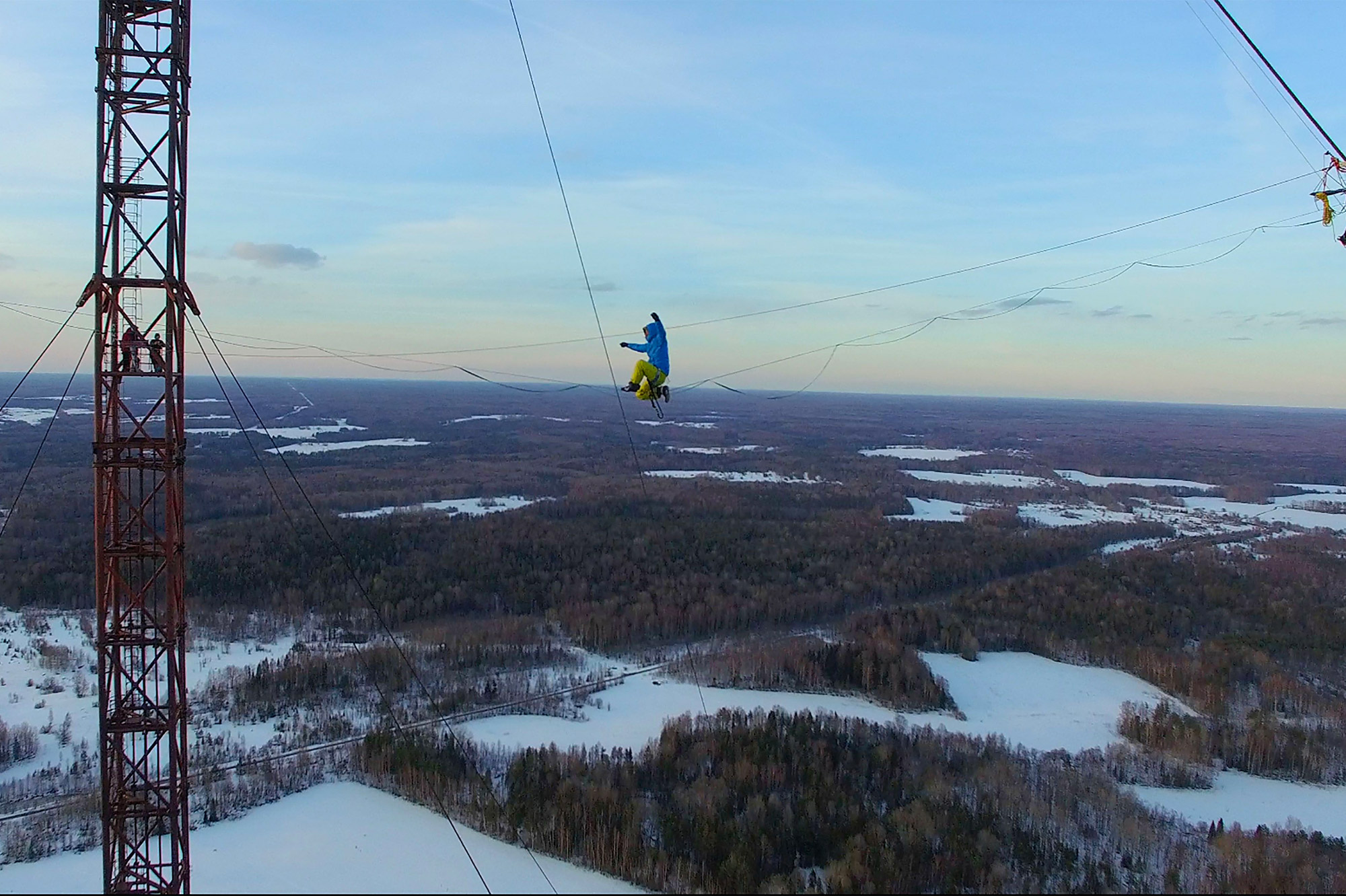L’exploit de Maksim Kagin, funambule à 350 mètres au-dessus du sol
