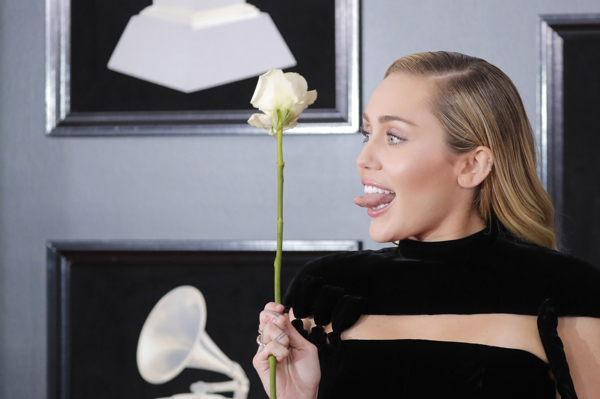 Grammy Awards : Miley Cyrus, la rose lui va si bien