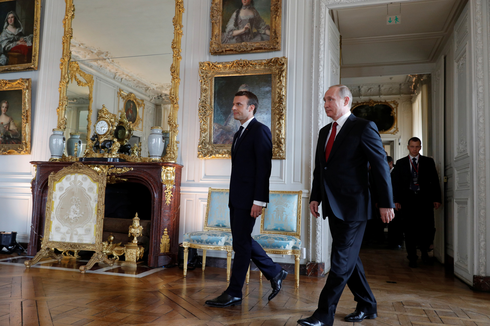 Macron - Poutine, une première rencontre en images