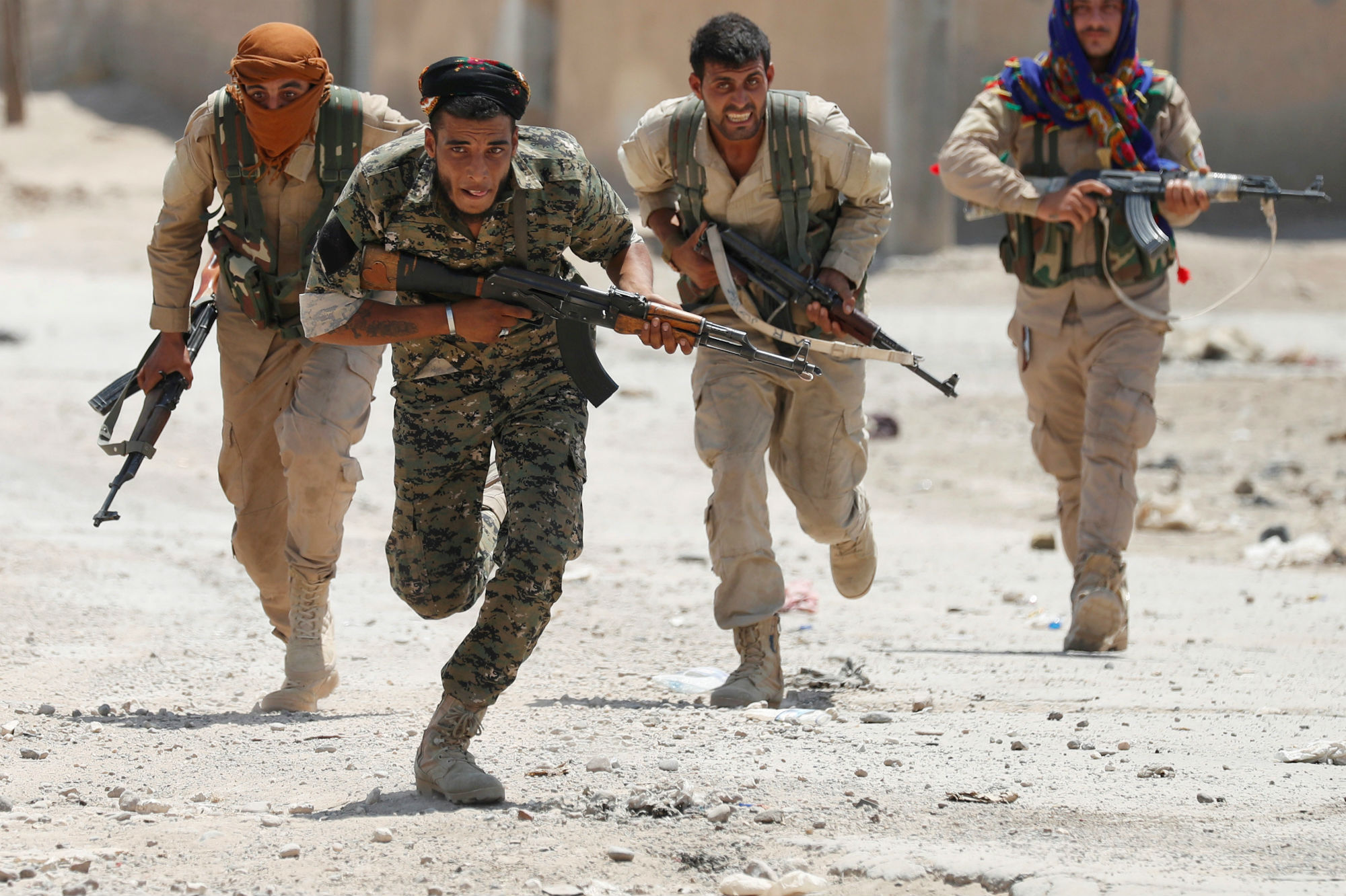 Les combattants kurdes et arabes avancent dans la bataille de Raqqa