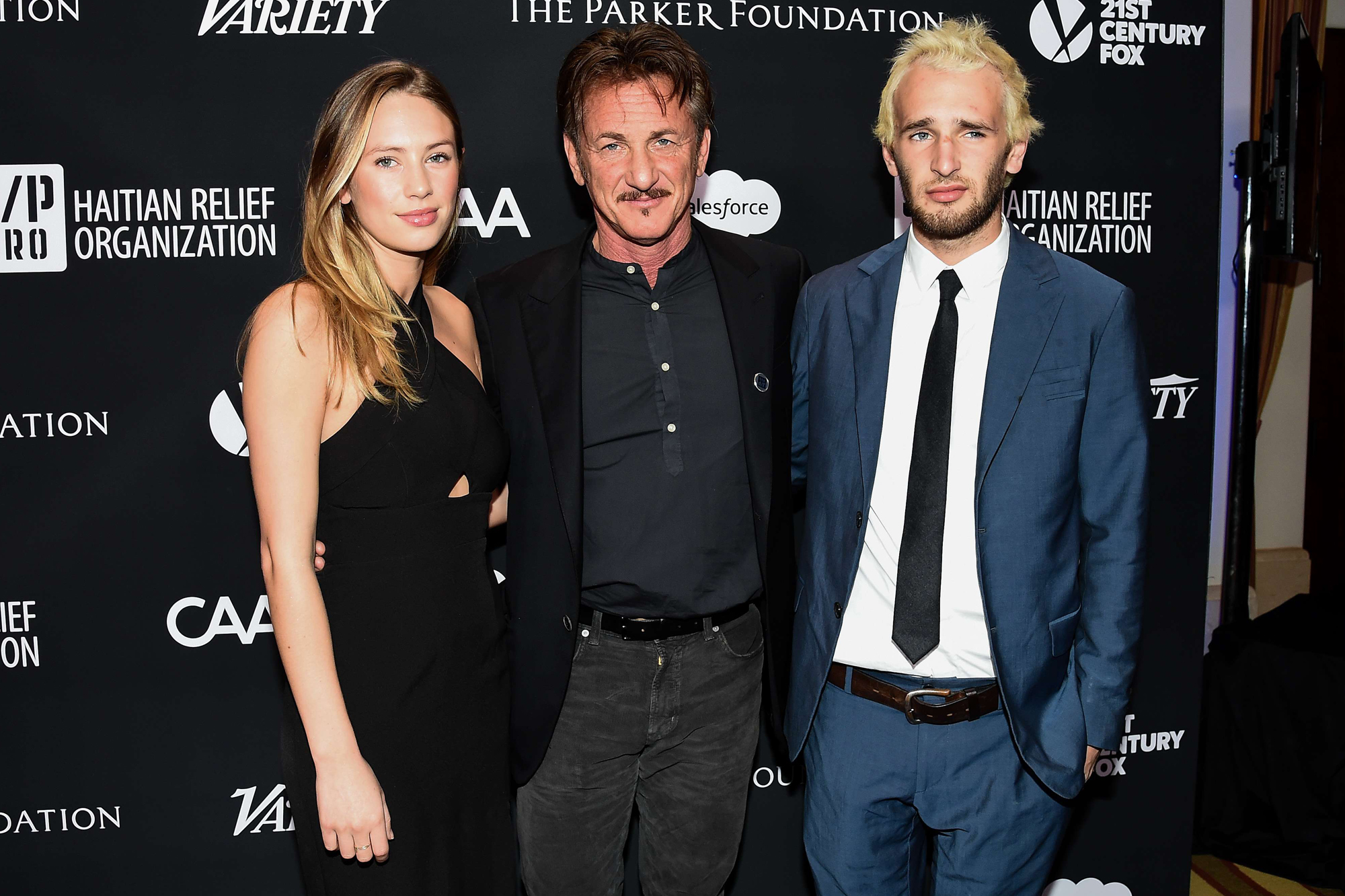 Sean Penn entouré de ses enfants pour le gala de sa fondation