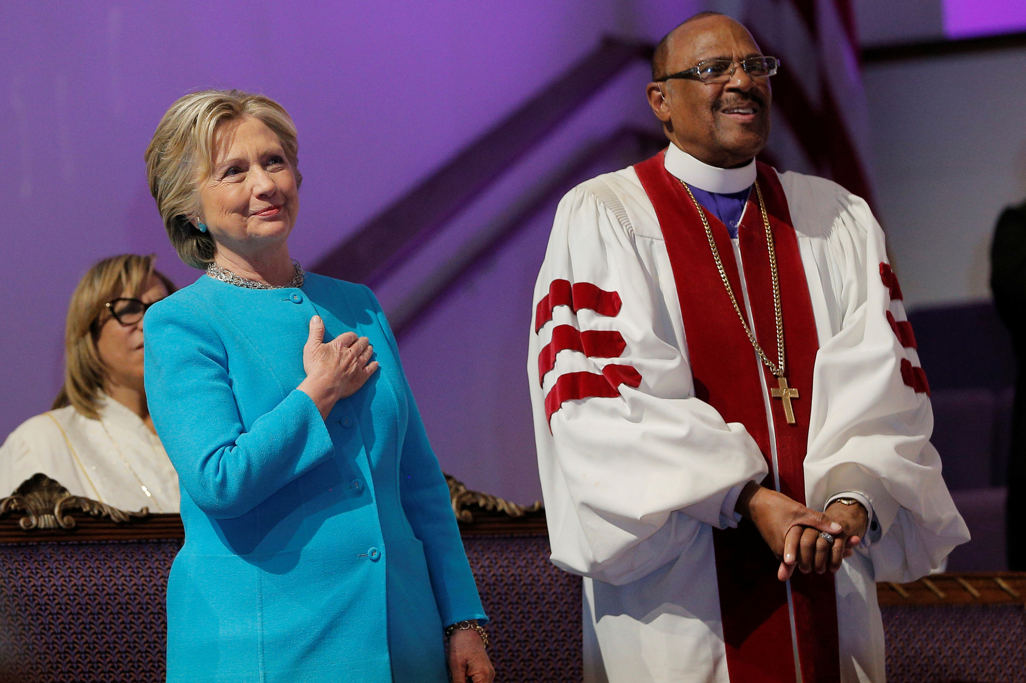 Hillary Clinton prie pour sa victoire