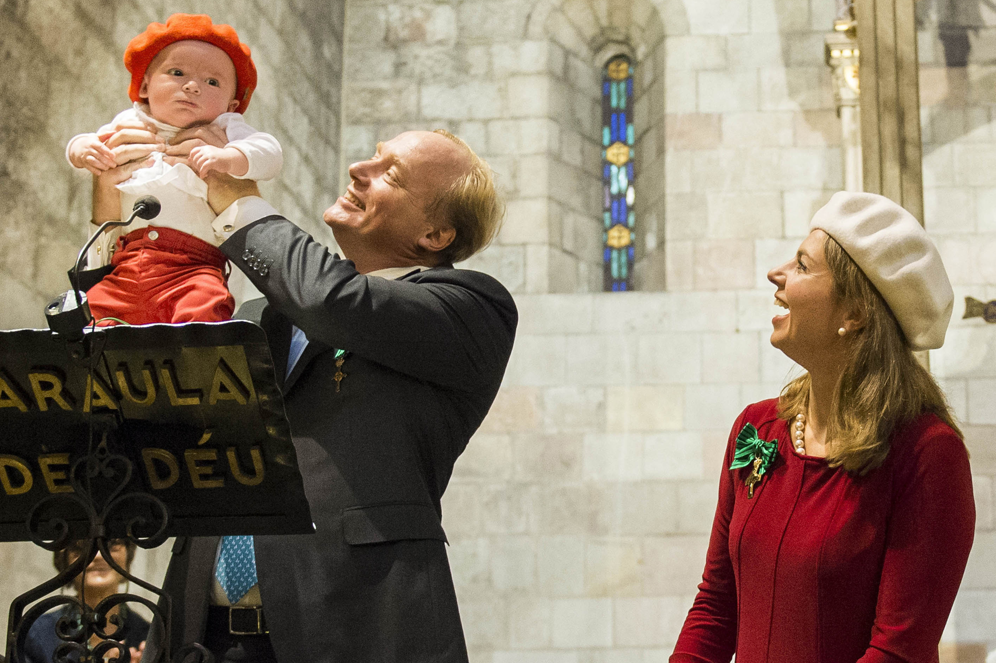 Le petit prince Carlos Enrique Leonard arbore le béret rouge