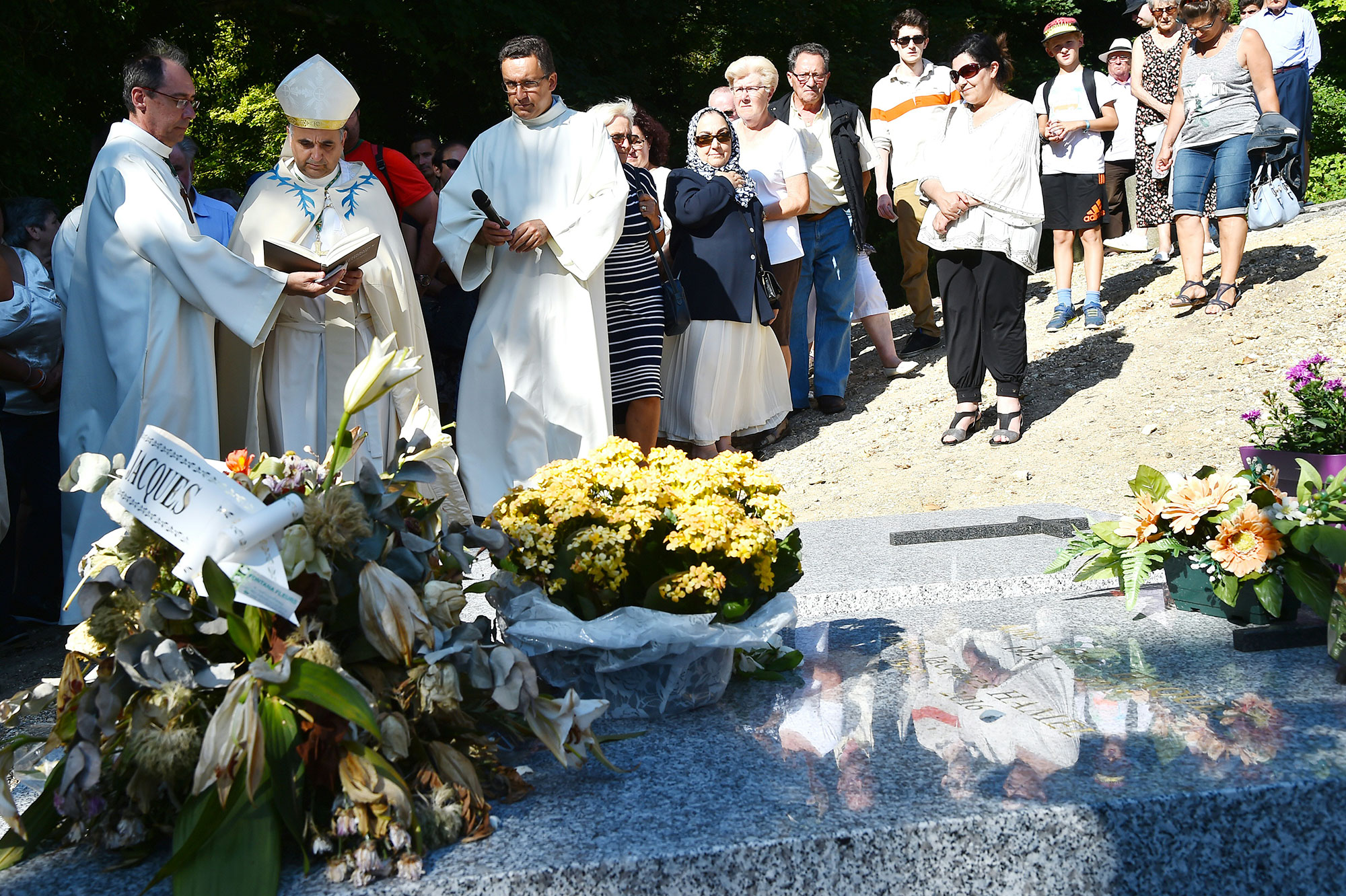 Des prières sur la tombe du père Jacques Hamel pour l'Assomption