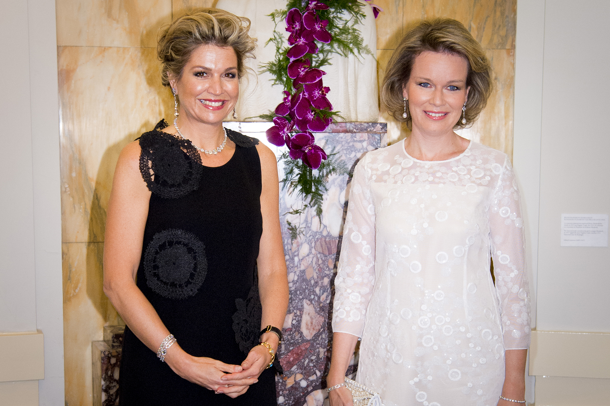 Mathilde et Maxima écrivent leur partition noir sur blanc