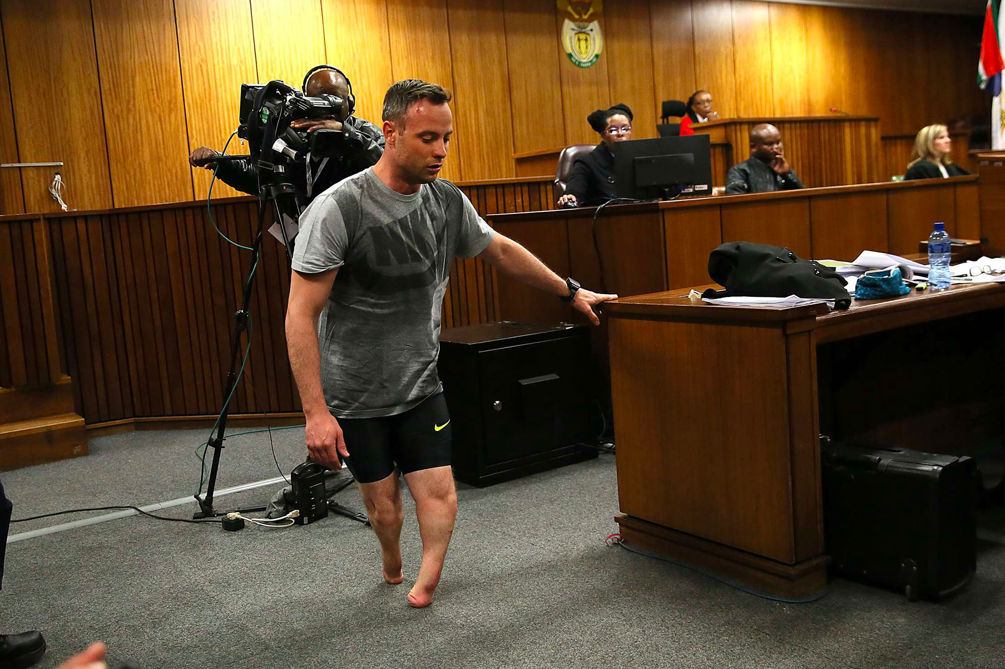 Pour émouvoir La Cour Oscar Pistorius Enlève Ses Prothèses