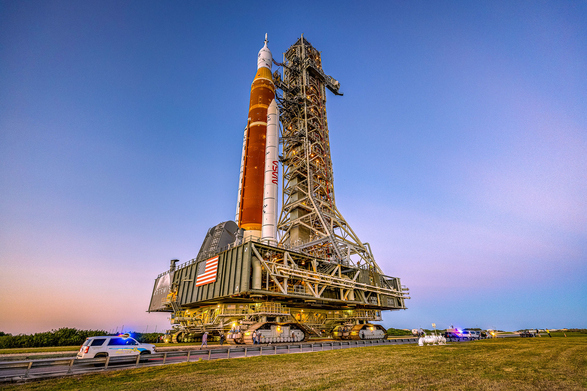 En Floride, la nouvelle fusée géante de la Nasa roule vers la Lune