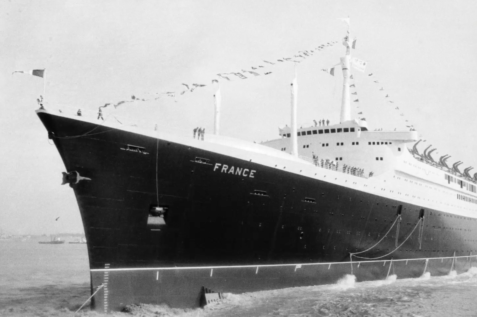 Le nez du paquebot France revient au Havre