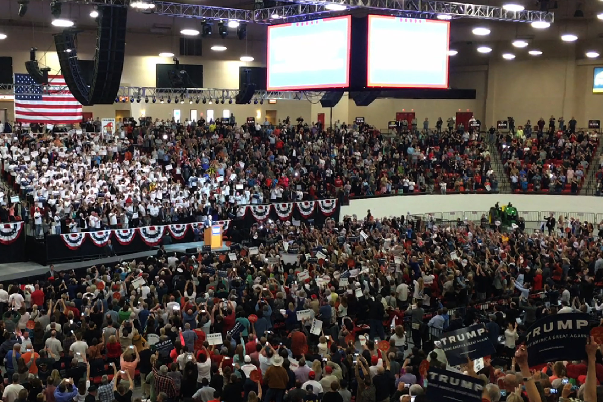 Donald Trump menaçant à Las Vegas - Une ambiance digne d'un concert de rock