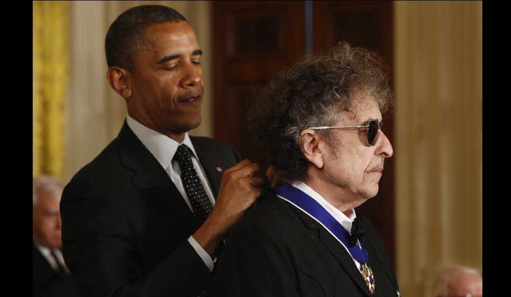 Barack Obama décore Bob Dylan