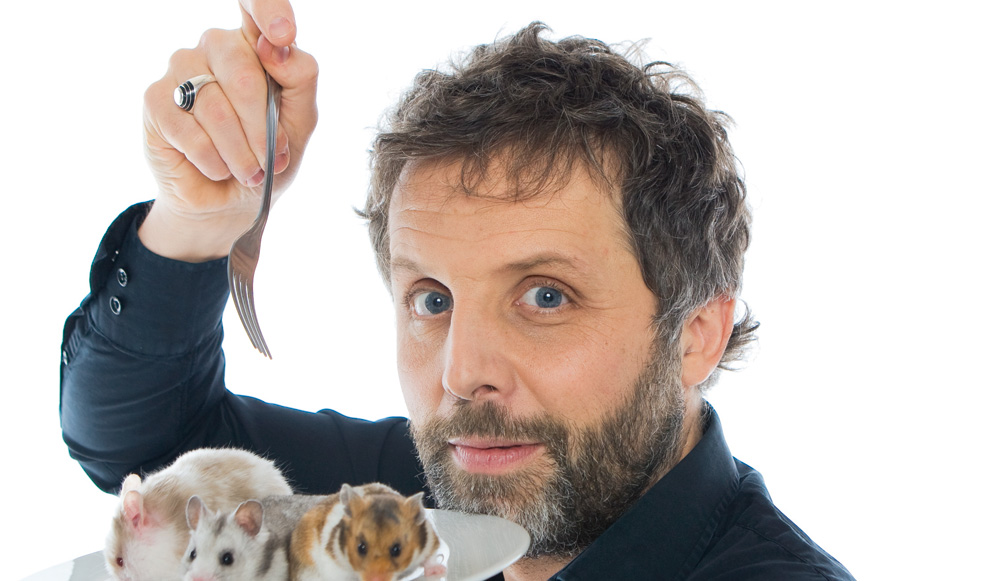 Stéphane Guillon met les bouchées doubles