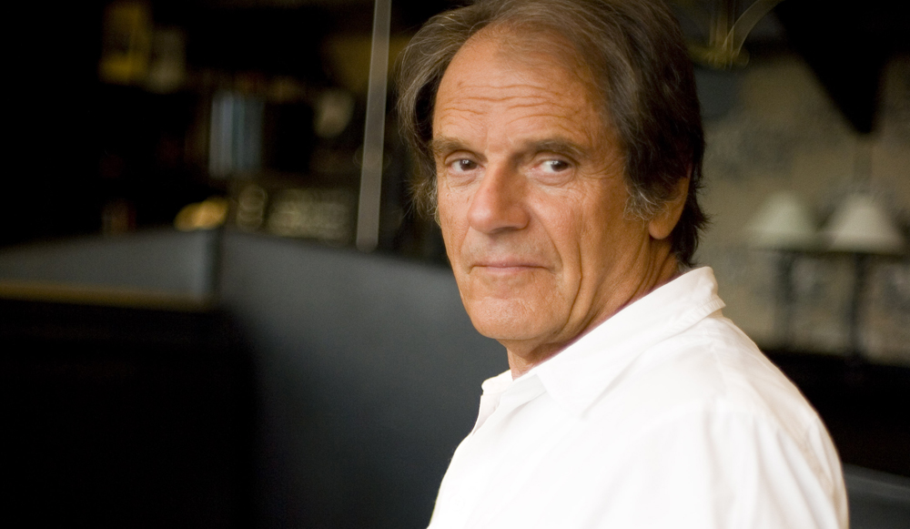 Paul Minchelli en haut de la vague. Par Julie Andrieu