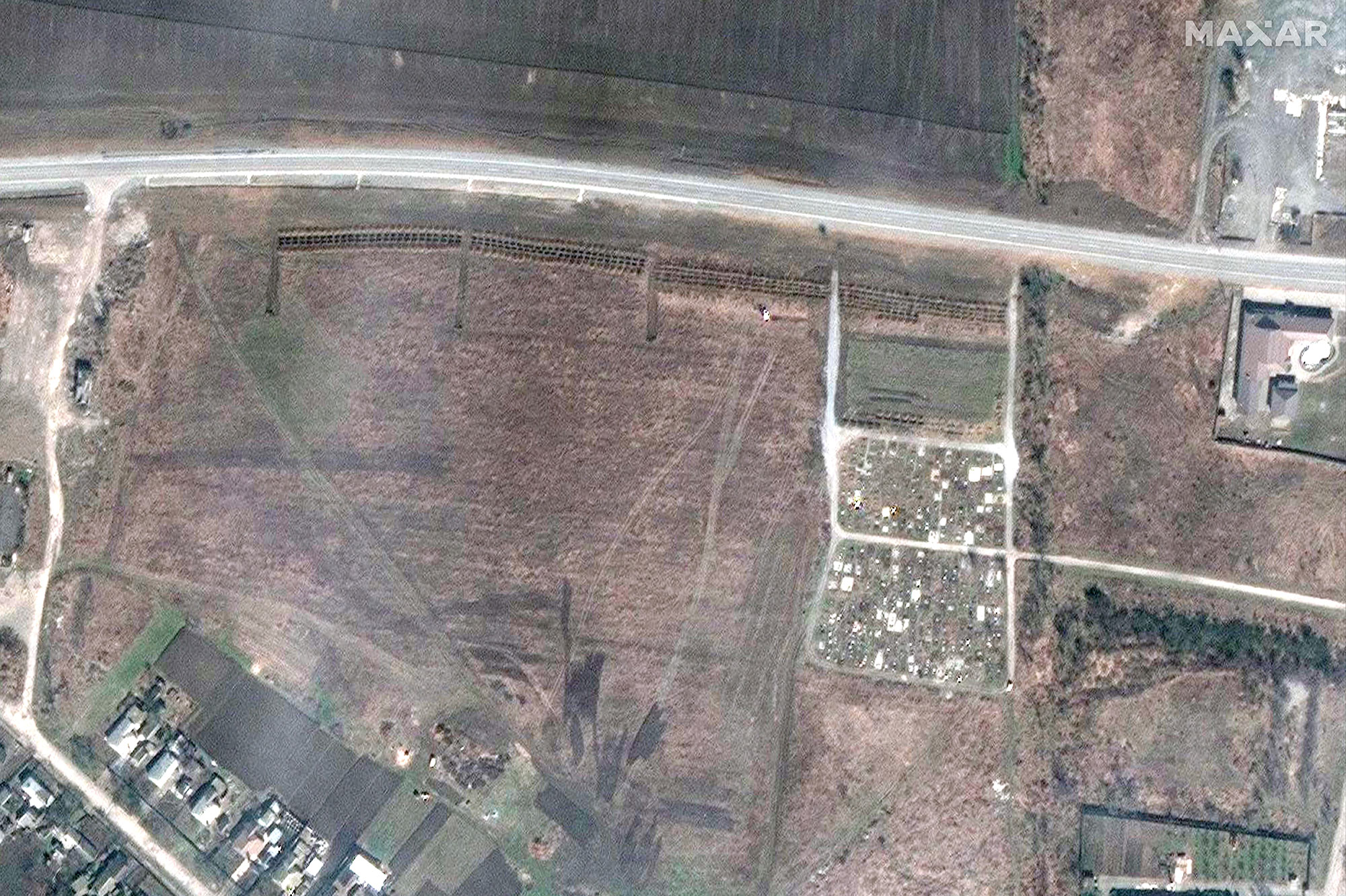 Des images satellites montrent une fosse commune géante près de Marioupol