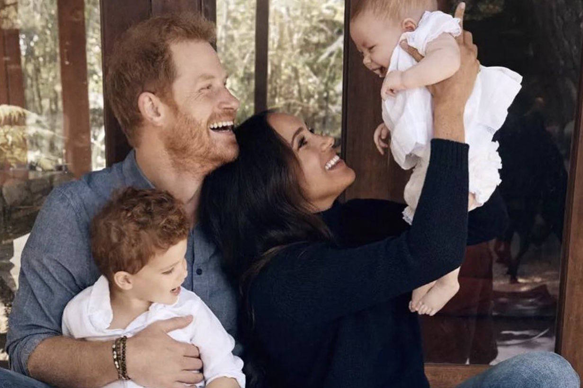 Elizabeth Ii Vire Meghan Markle Et Le Prince Harry De Son Balcon Pour