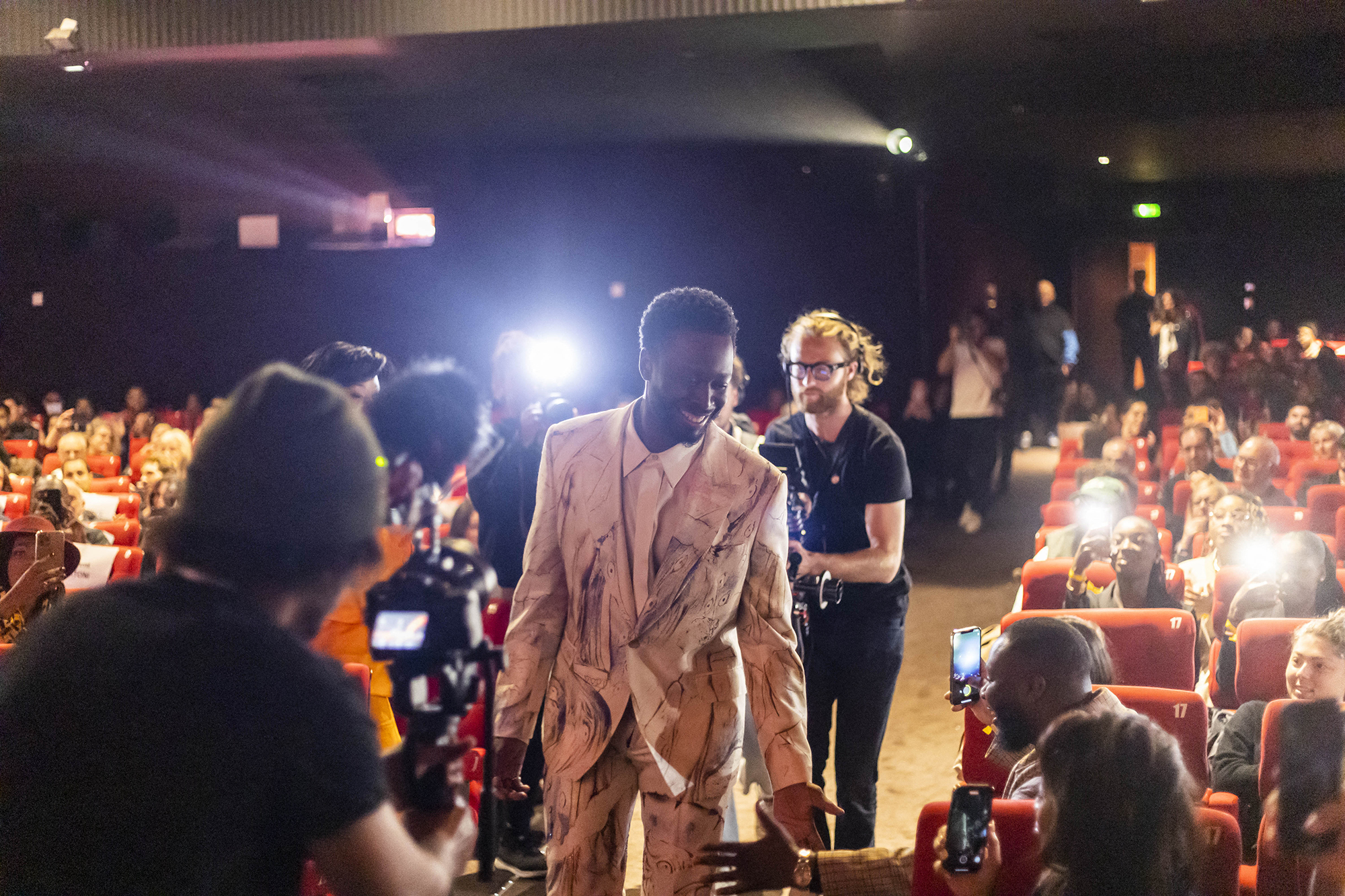 Dadju élégant à l'avant-première de son film «IMA», face à Karidja Touré