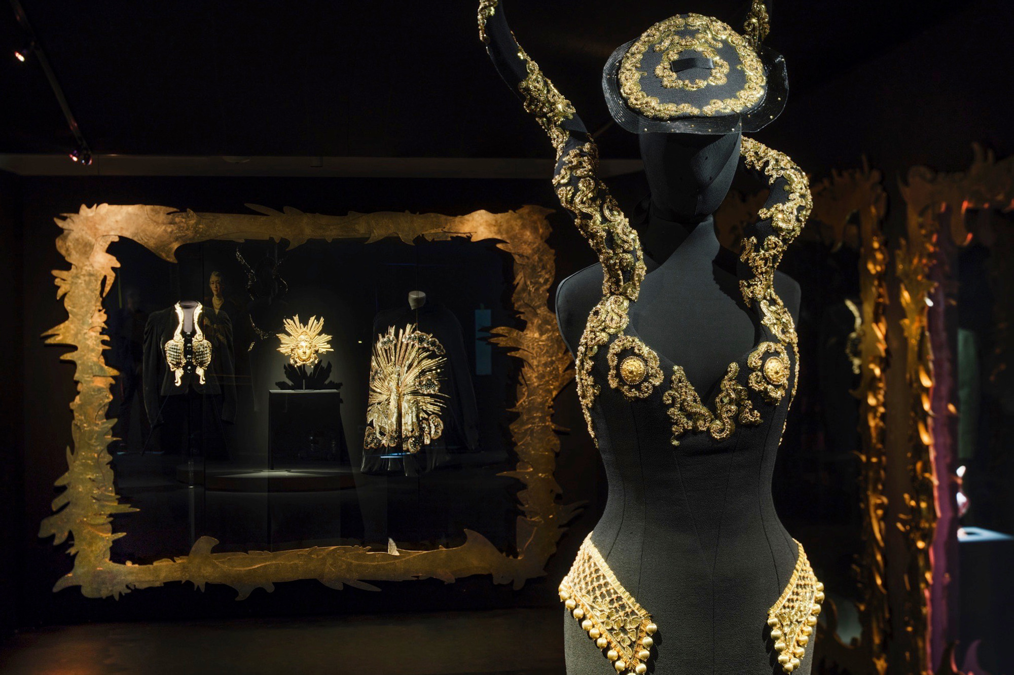 Le génie surréaliste d'Elsa Schiaparelli inspire toujours la mode