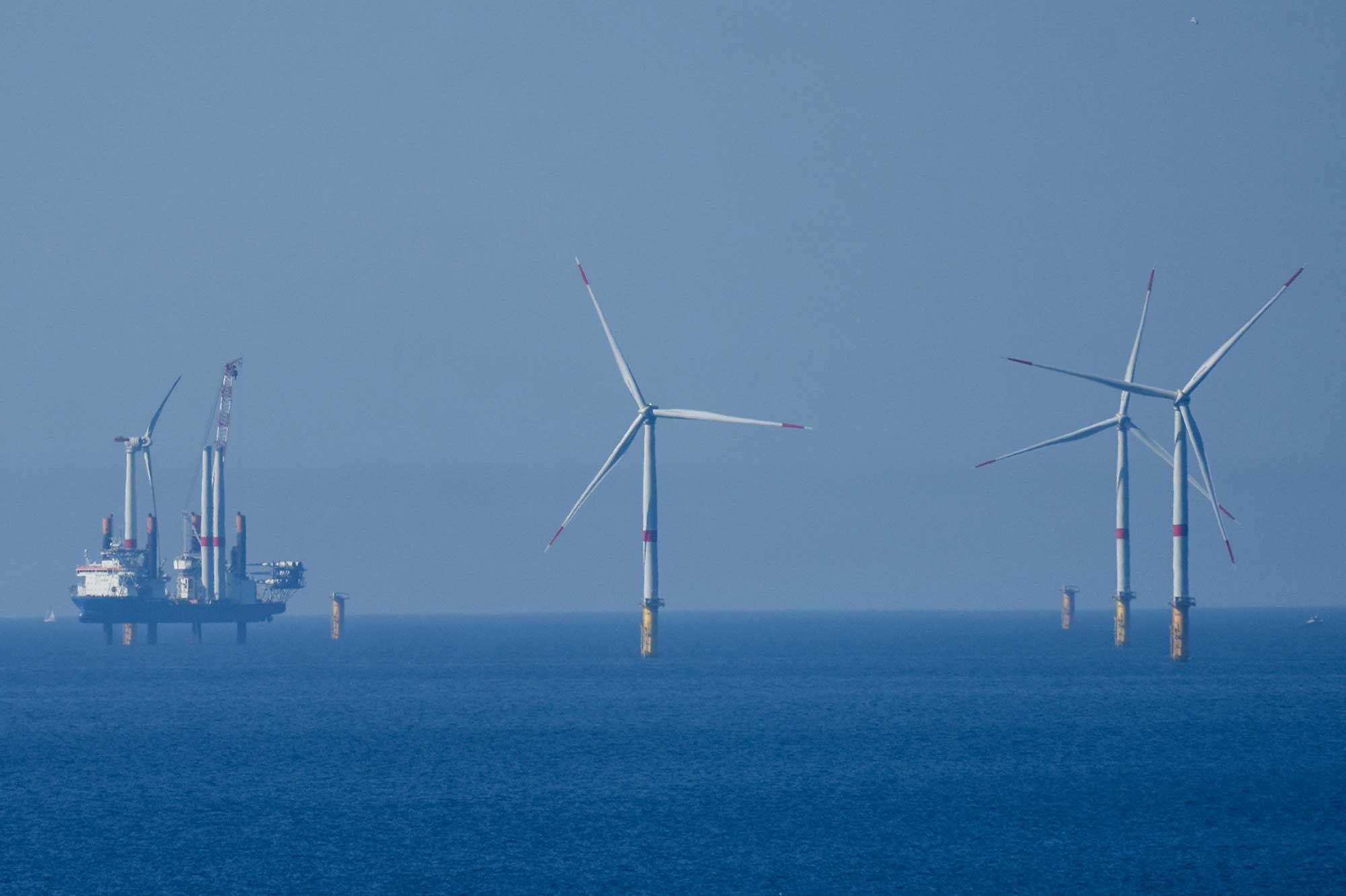Eolien en mer : l'installation des 80 éoliennes du parc de Saint ...