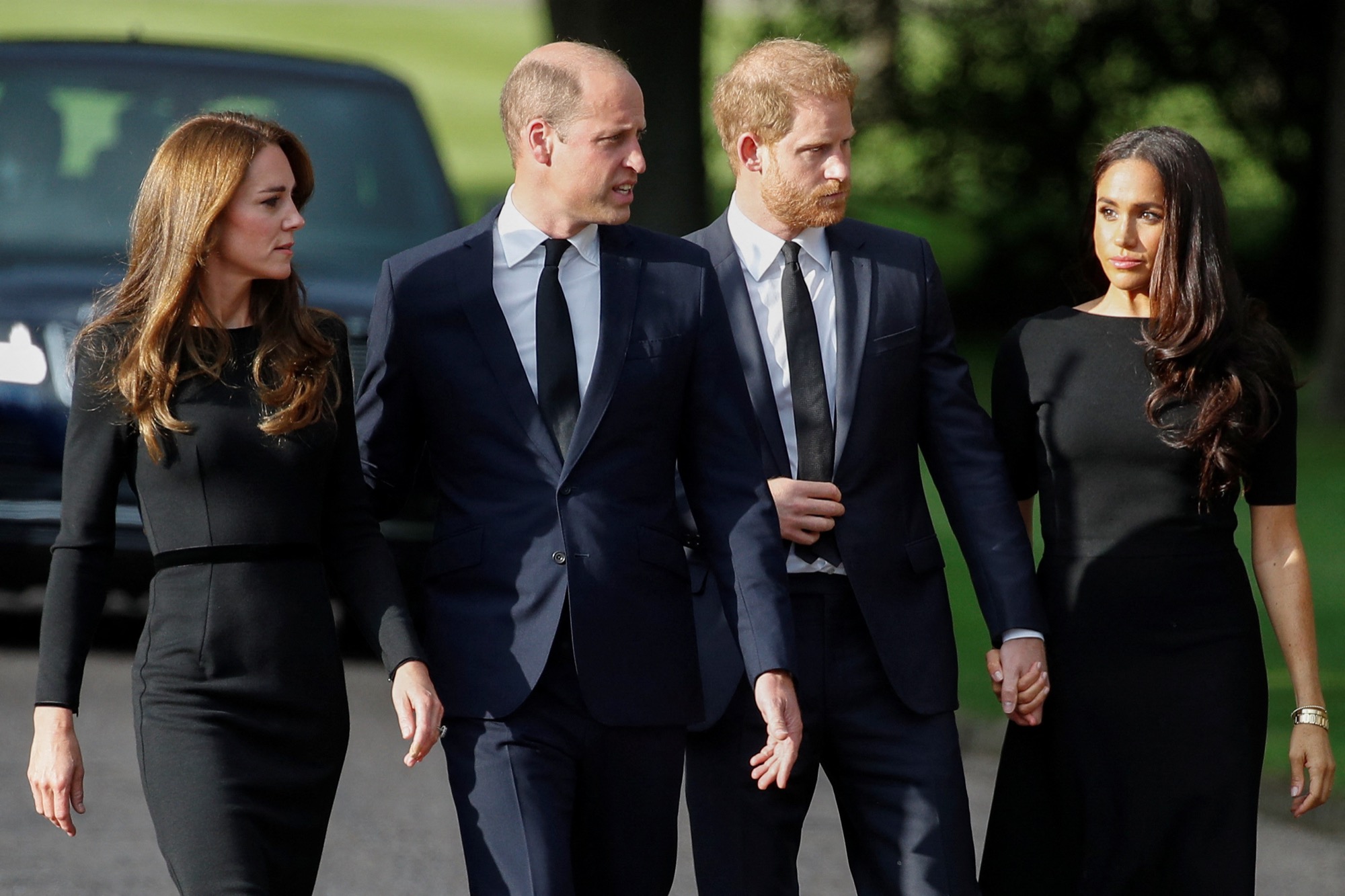 William et Harry, Kate et Meghan se recueillent ensemble devant les fleurs de Windsor