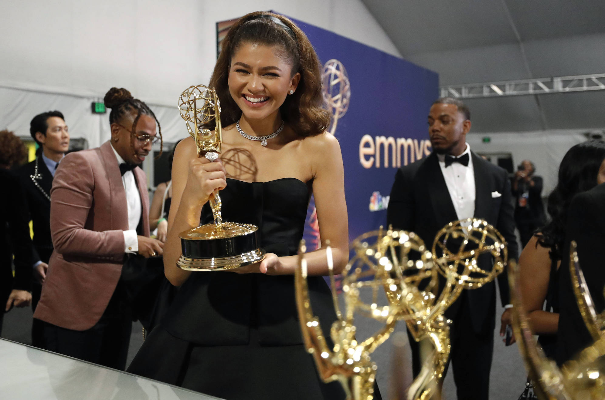 En images : divine en robe noire, Zendaya triomphe aux Emmy Awards