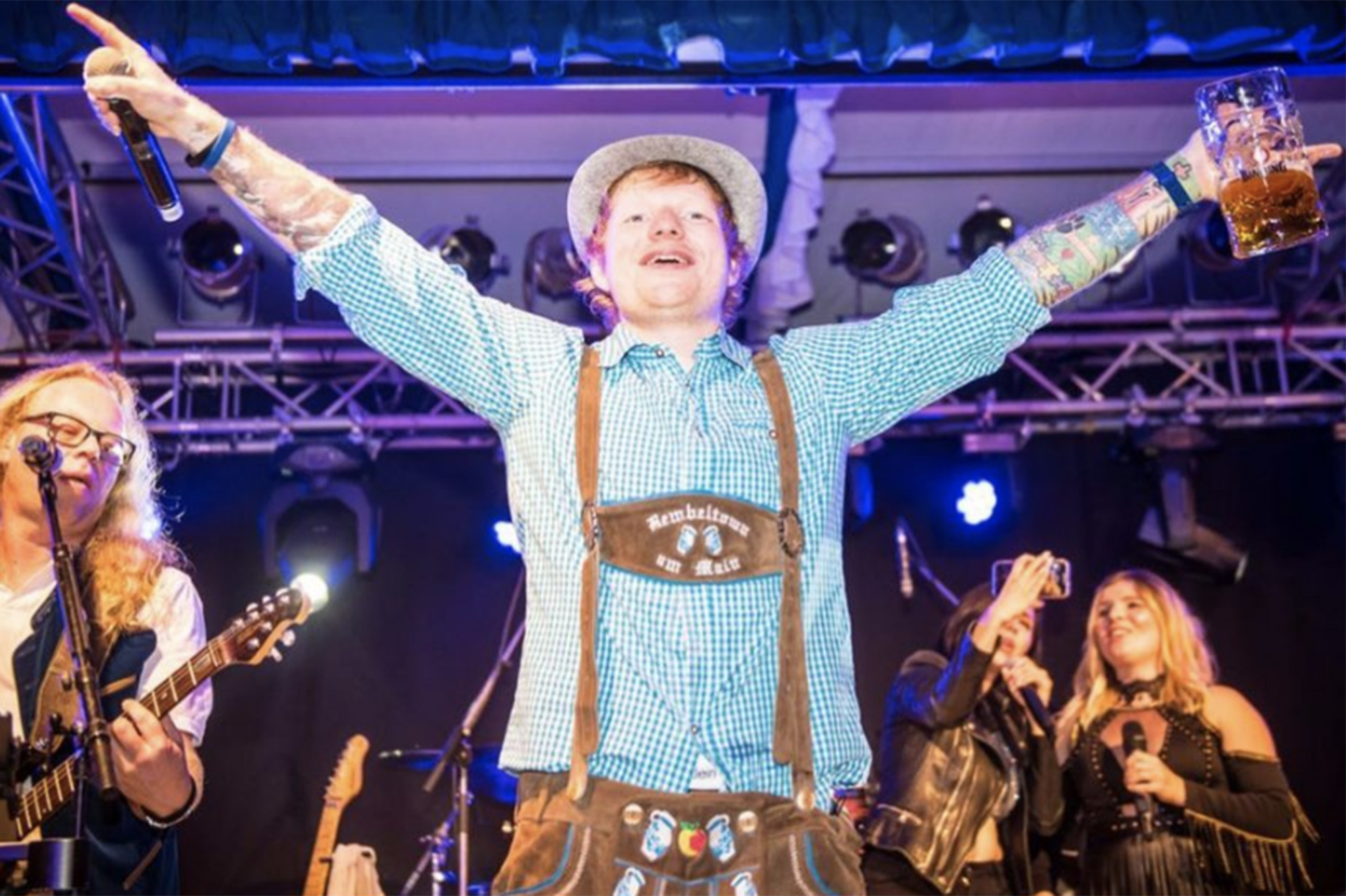 Ed Sheeran, pantalon à bretelles et chope de bière à l'Oktoberfest