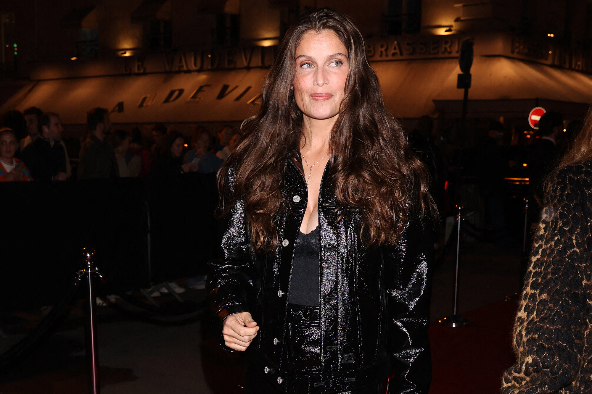 Laetitia Casta sensuelle à souhait, mini-jupe et résilles à la Fashion Week