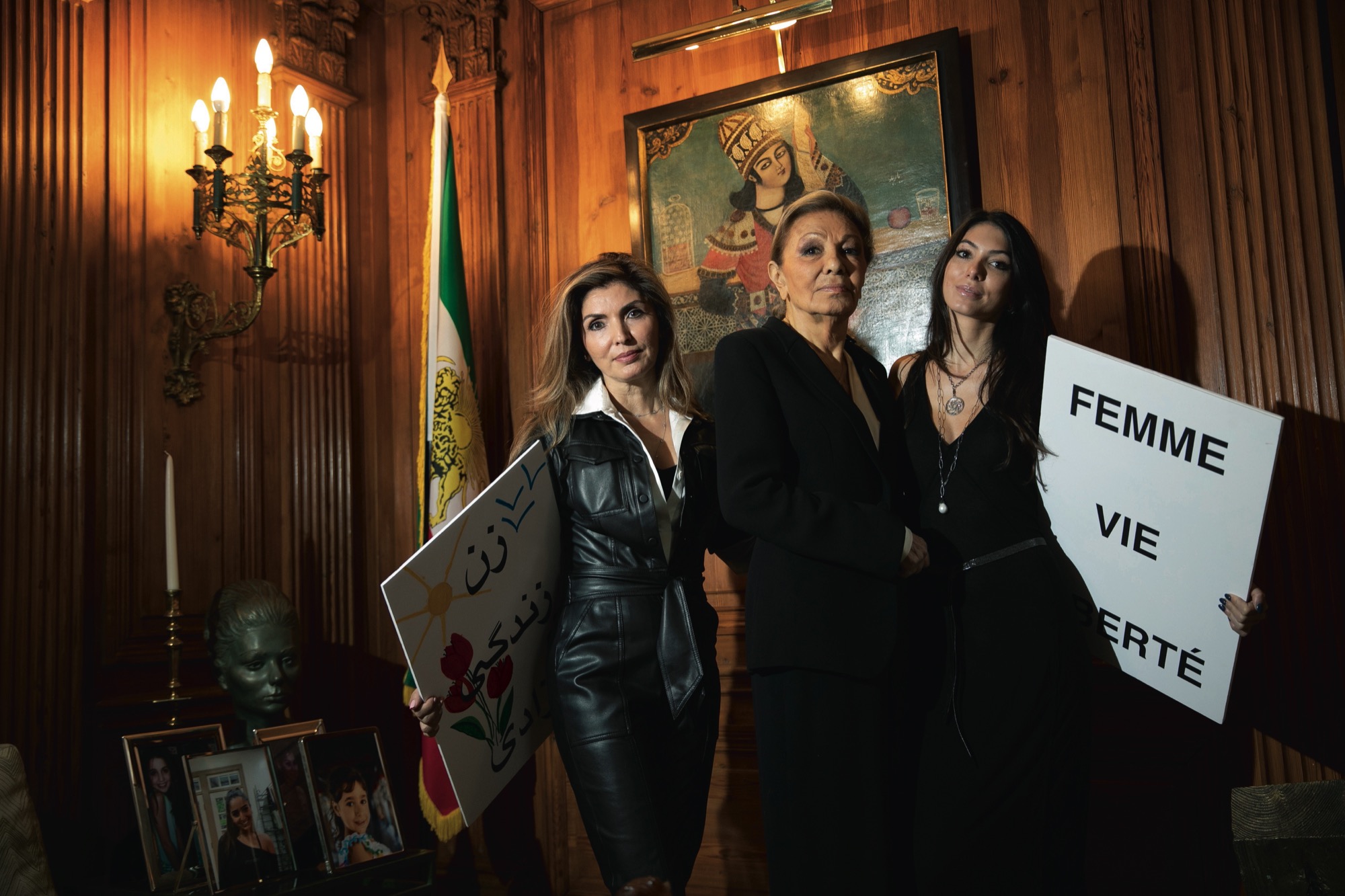 Farah Pahlavi : «Les vrais Iraniens se soulèvent, j’en ai la chair de ...