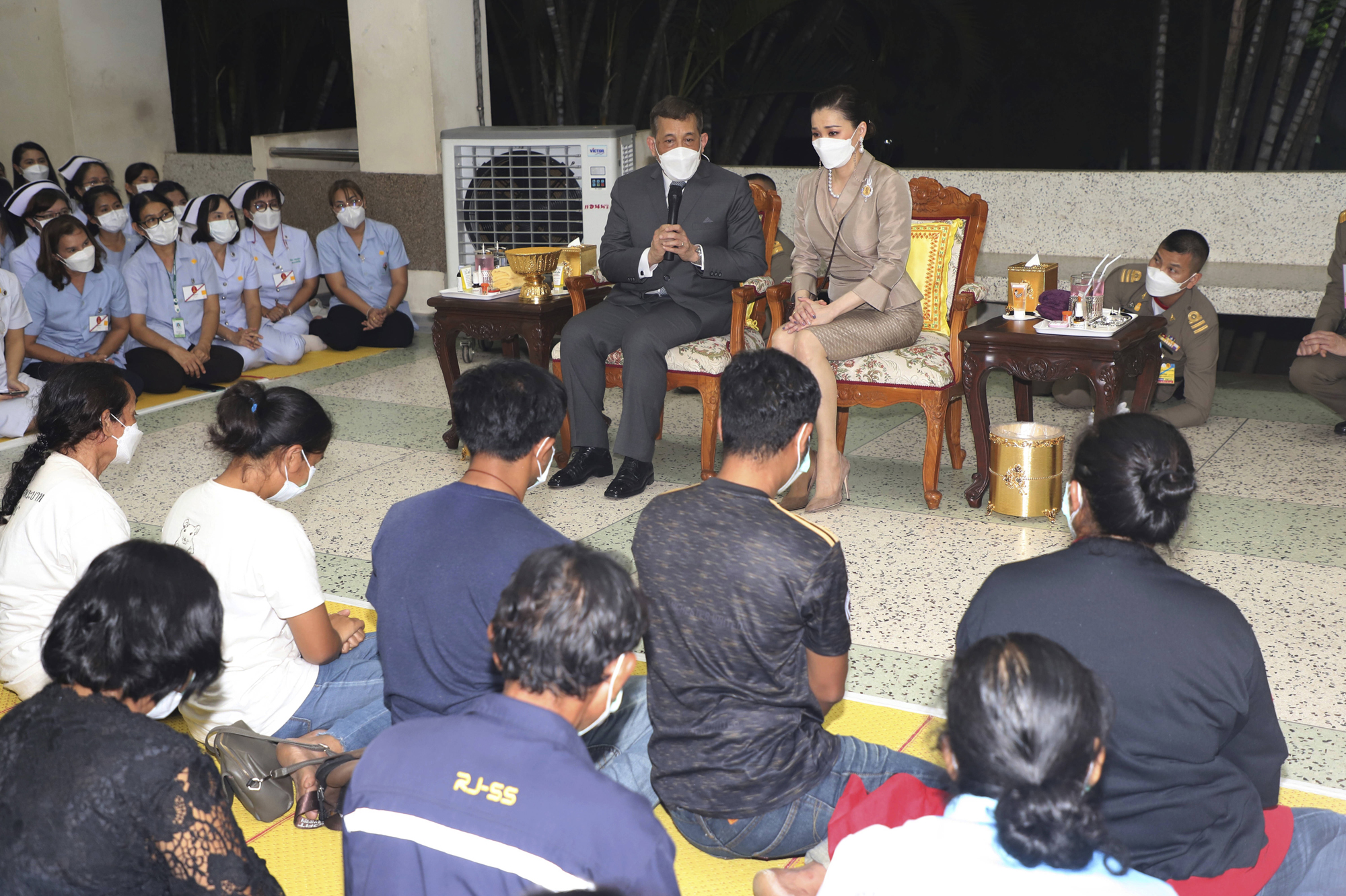 Le roi Maha Vajiralongkorn et la reine Suthida se sont rendus à Na ...