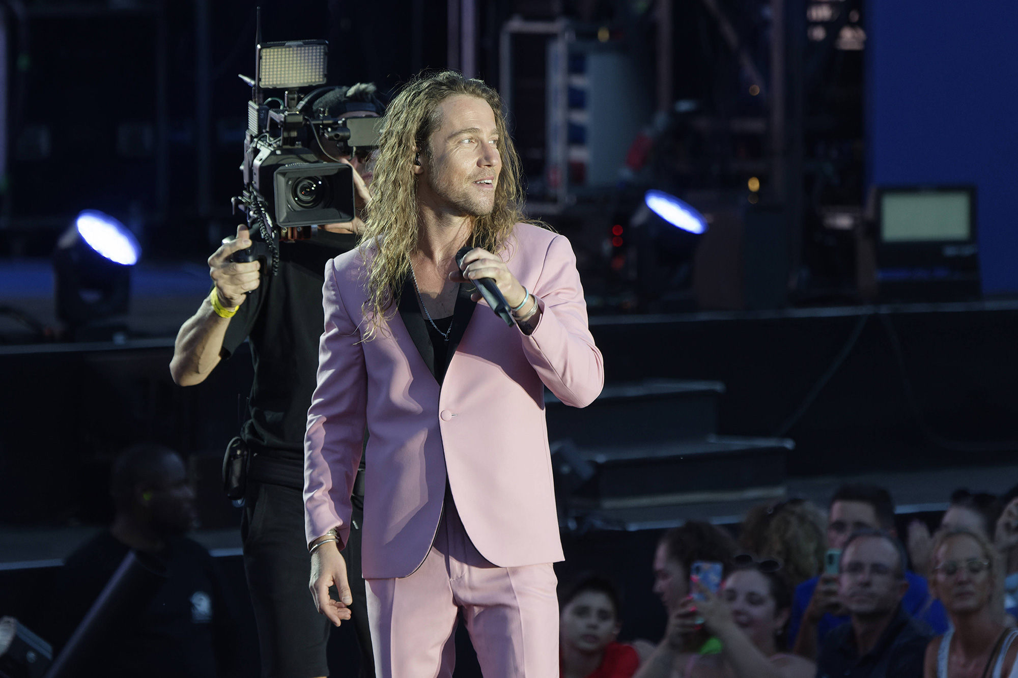 Julien Doré Papa Adorable Vidéo Avec Son Fils En Coulisse Dun Concert