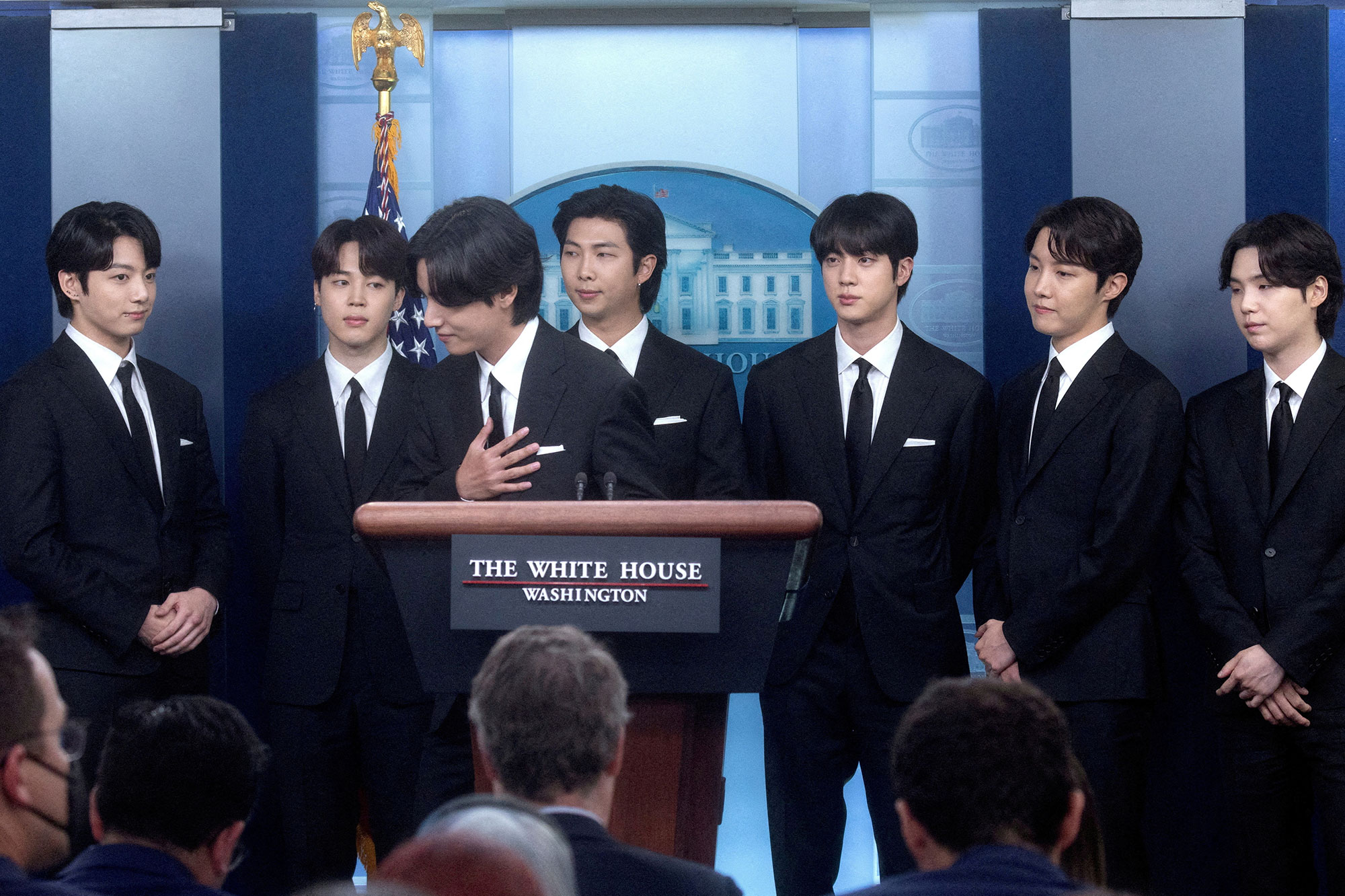 BTS annonce son départ pour le service militaire et fait une promesse ...