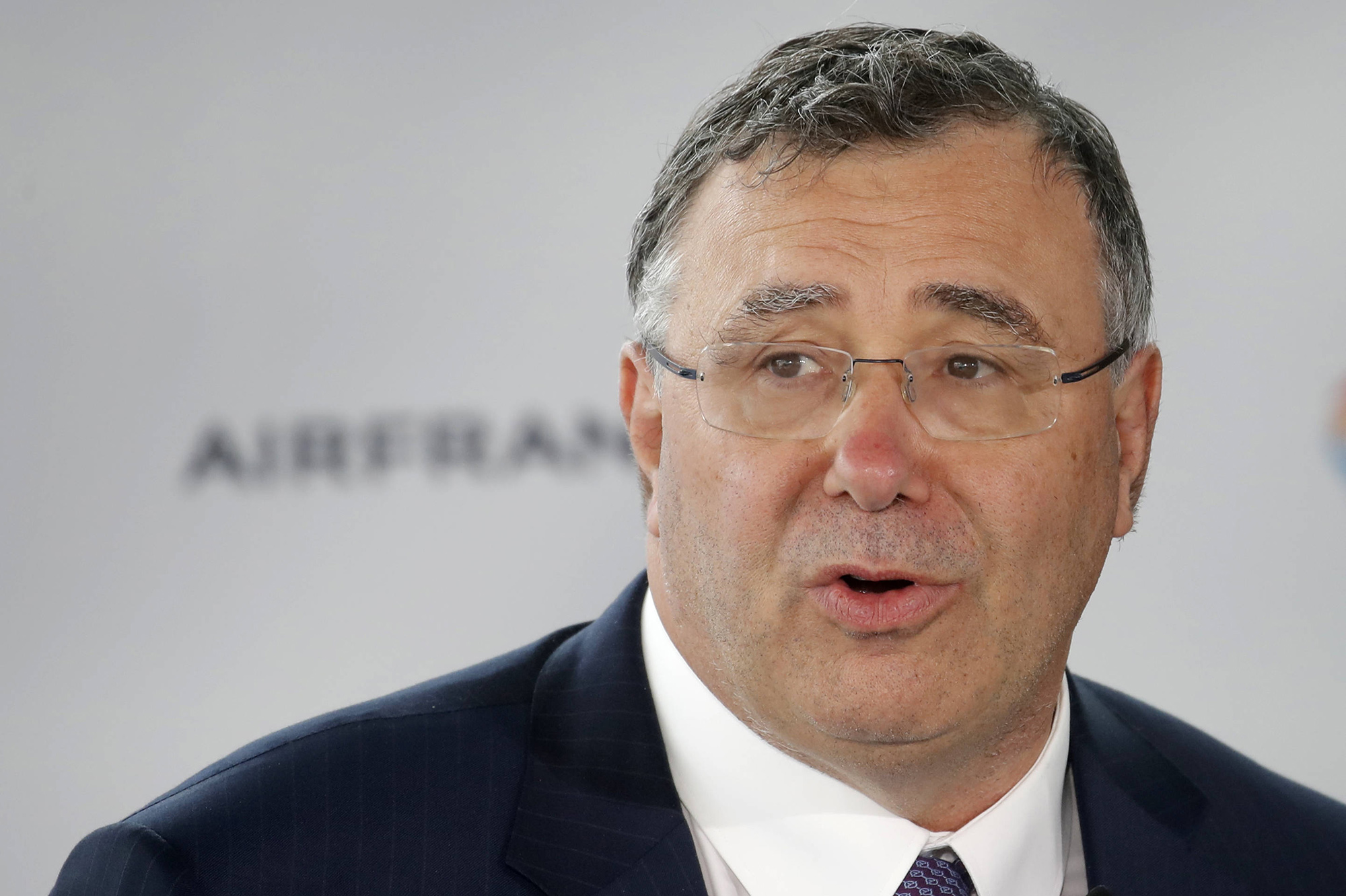 En plein conflit sur les salaires, le PDG de TotalEnergies justifie la ...