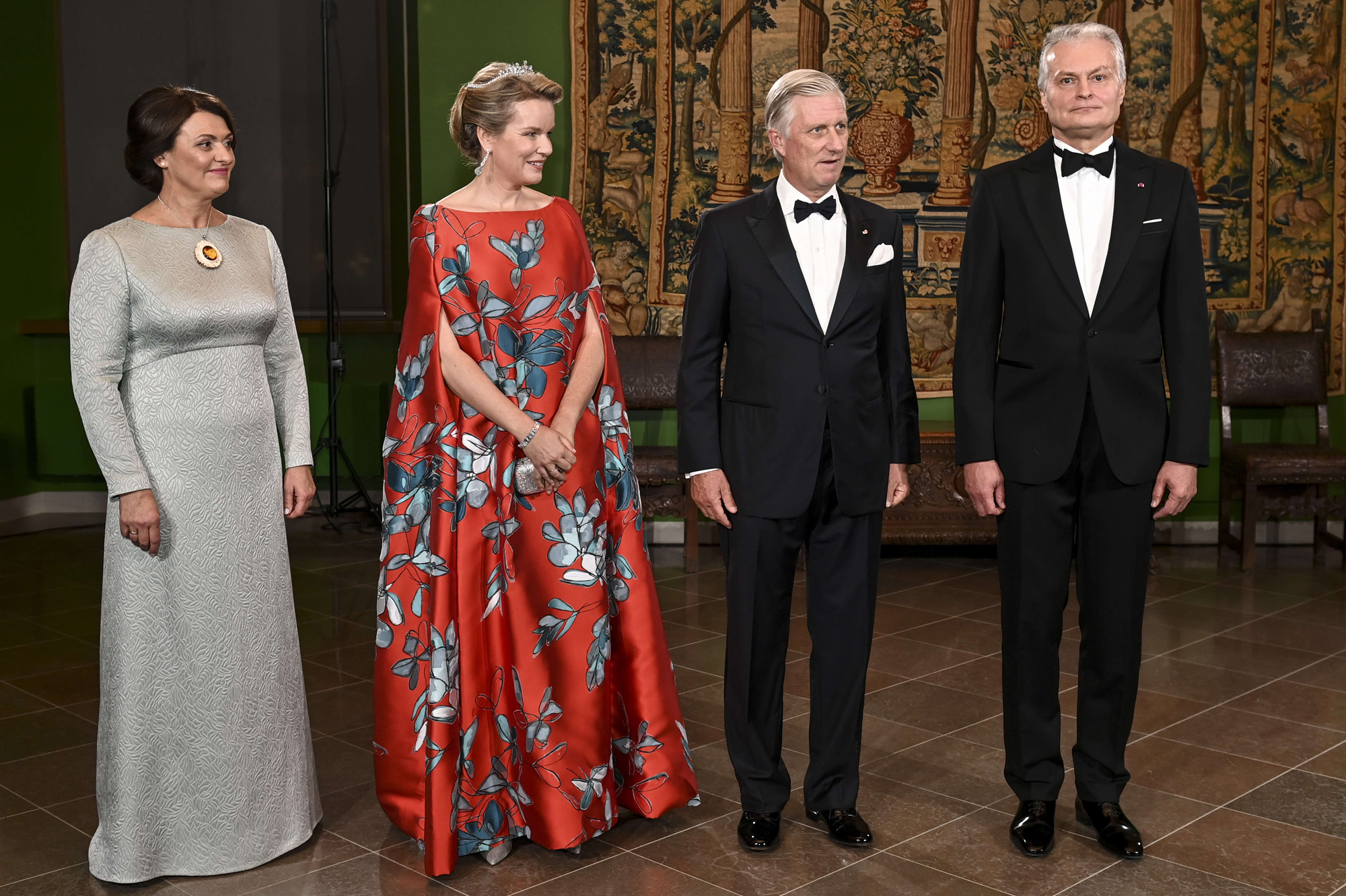 La reine Mathilde, spectaculaire en robe du soir-cape en Lituanie
