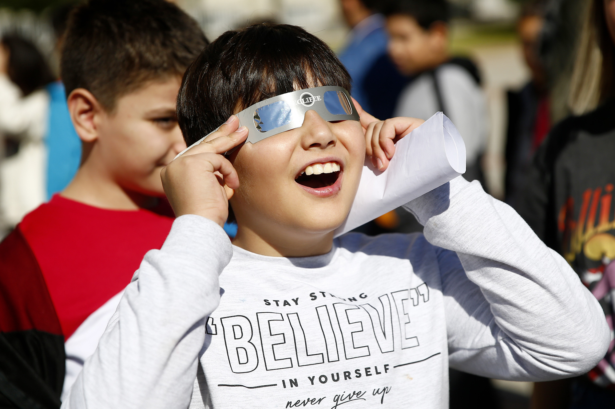 Les images saisissantes de l’éclipse partielle de Soleil à travers le monde