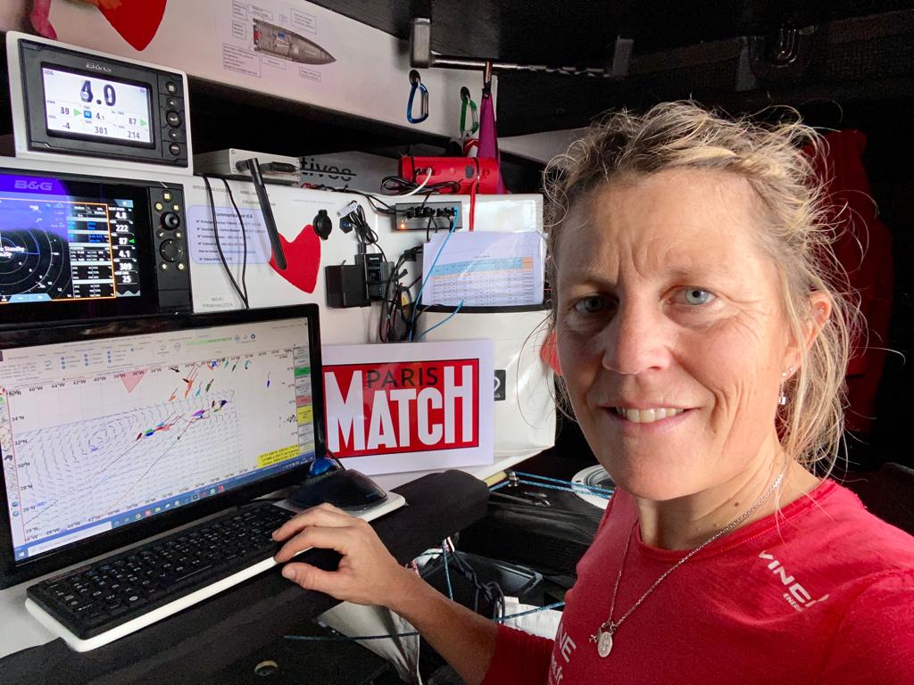 Samantha Davies et Initiatives-Cœur souffrent mais tiennent bon