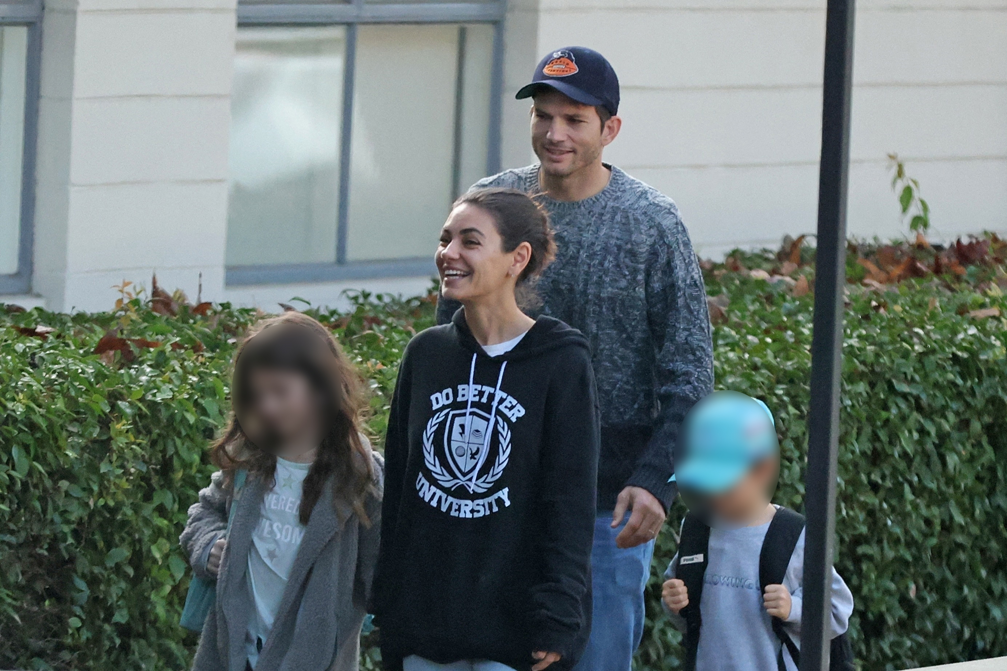 Ashton Kutcher et Mila Kunis, balade en famille avec leurs enfants ...