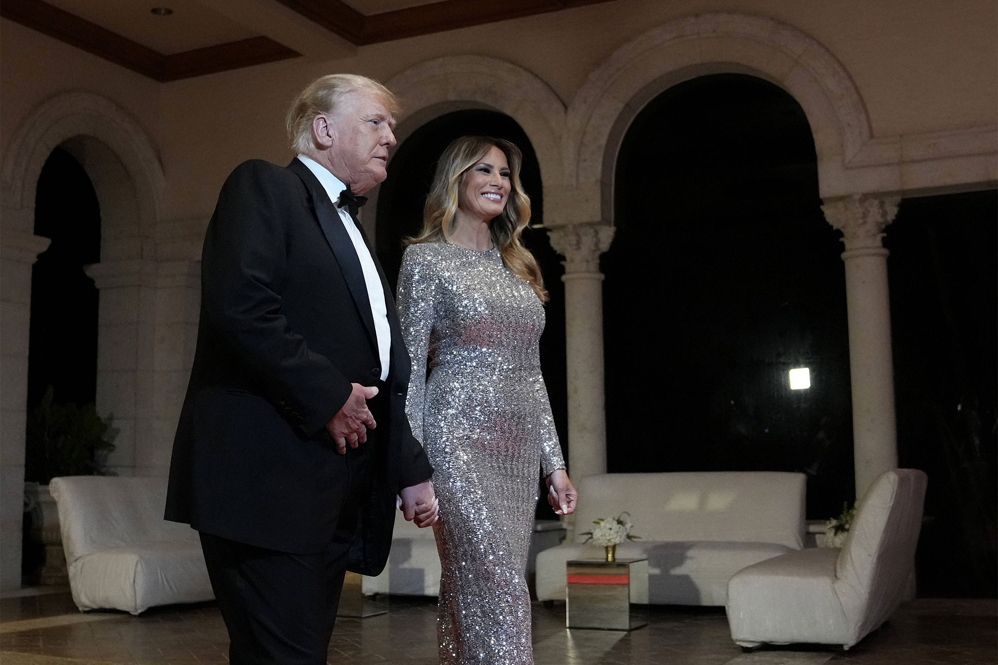 Malgré les scandales, Donald et Melania Trump donnent une fastueuse ...
