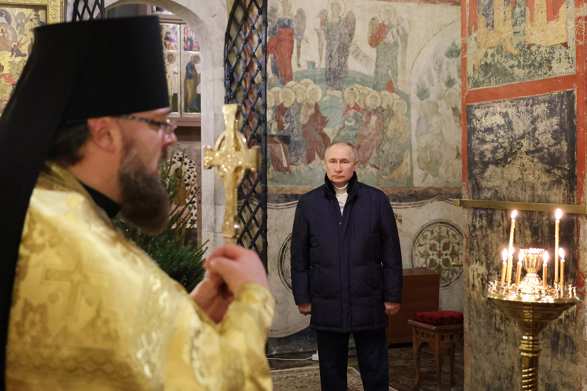 Russie : Vladimir Poutine met en scène Noël dans une église orthodoxe