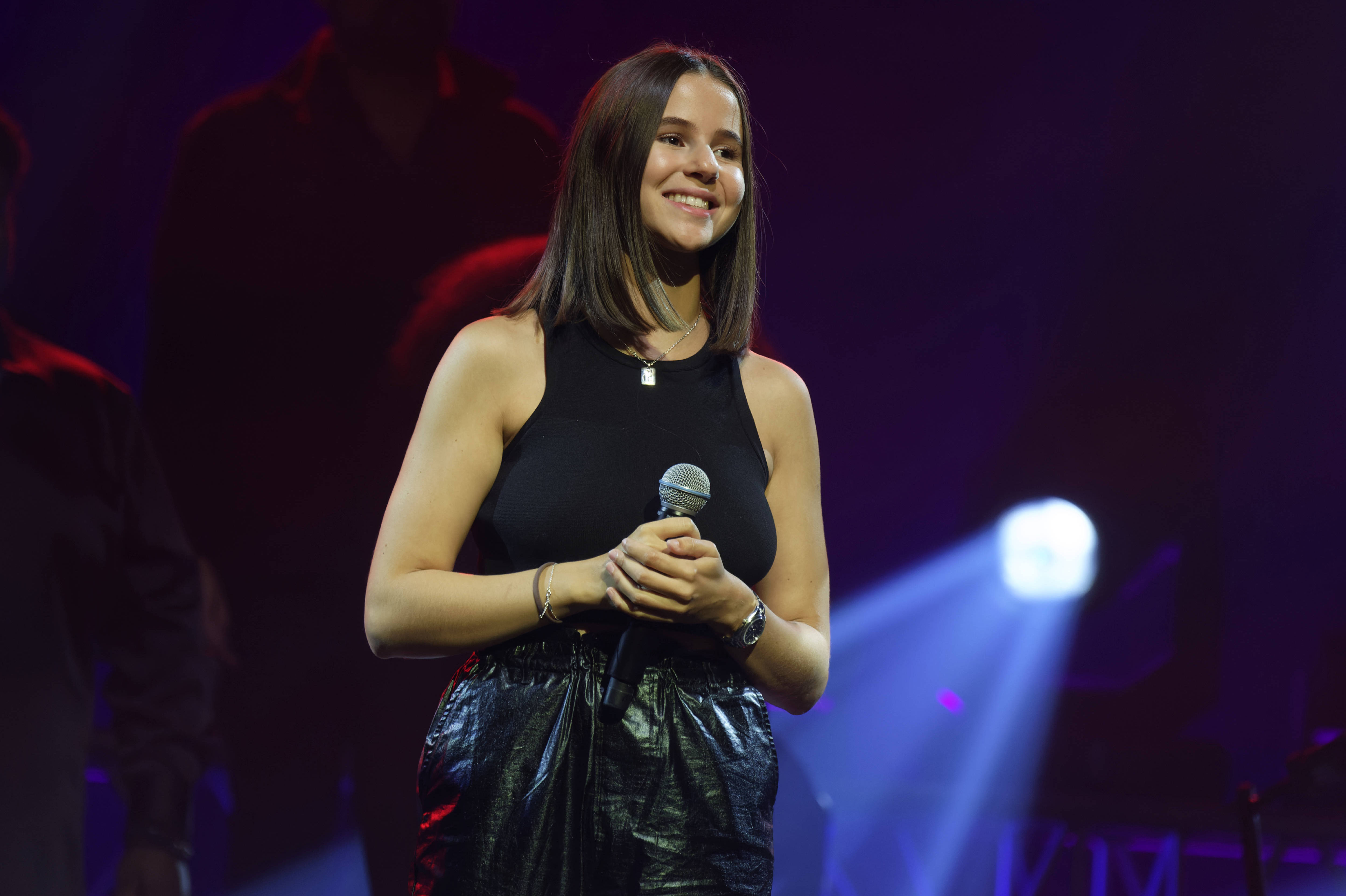 Marina Kaye fiancée, demande en mariage sous la neige et bague étincelante